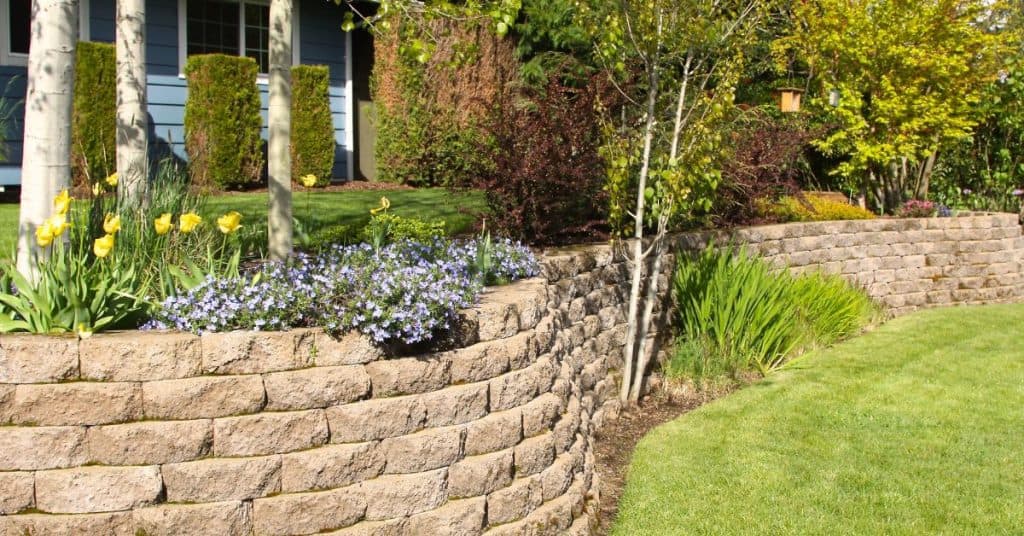How to build a retaining wall with concrete blocks ...