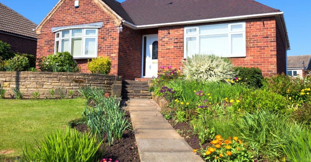 How to choose roof color for red brick house - craftingwithconcrete.com