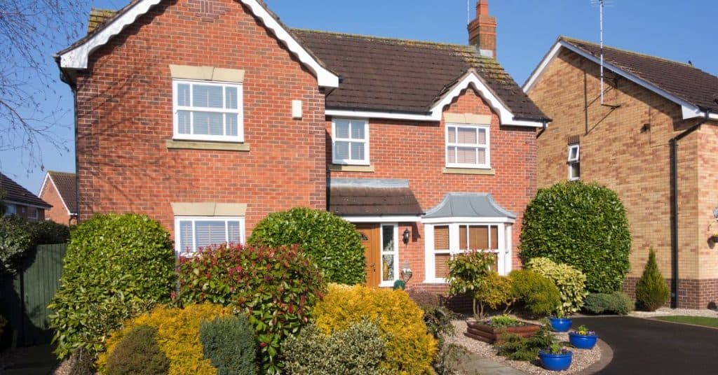 How to choose roof color for red brick house - craftingwithconcrete.com