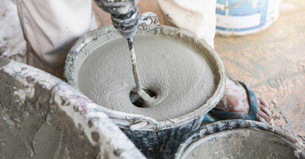 How to mix concrete in a bucket by hand - craftingwithconcrete.com