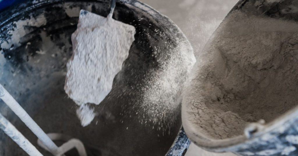 How to mix concrete in a bucket by hand - craftingwithconcrete.com