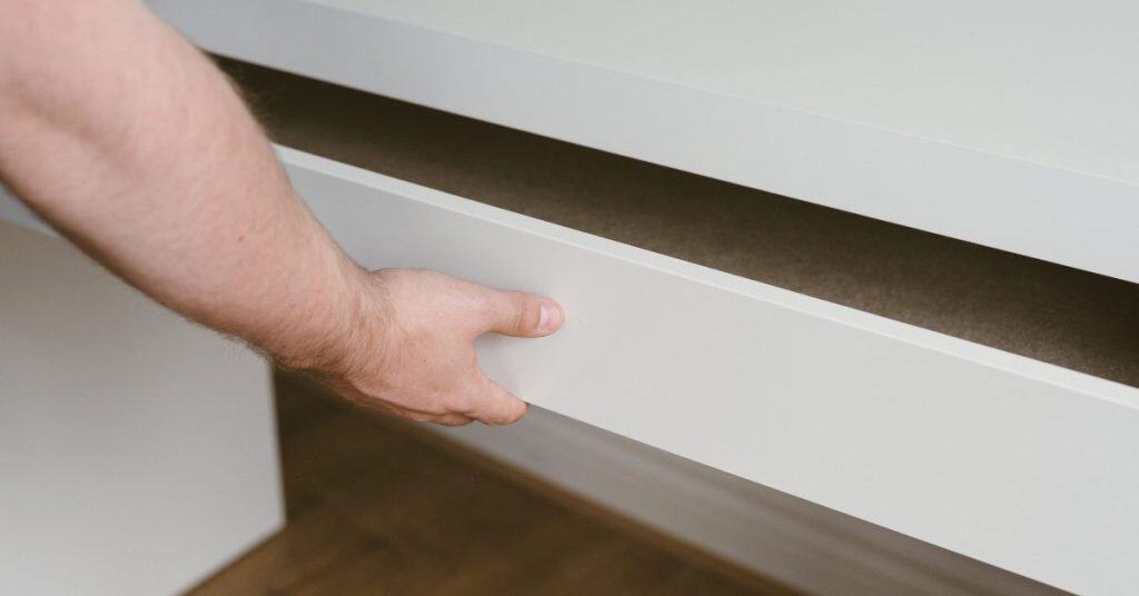 How to remove drawers with metal glides and no levers ...