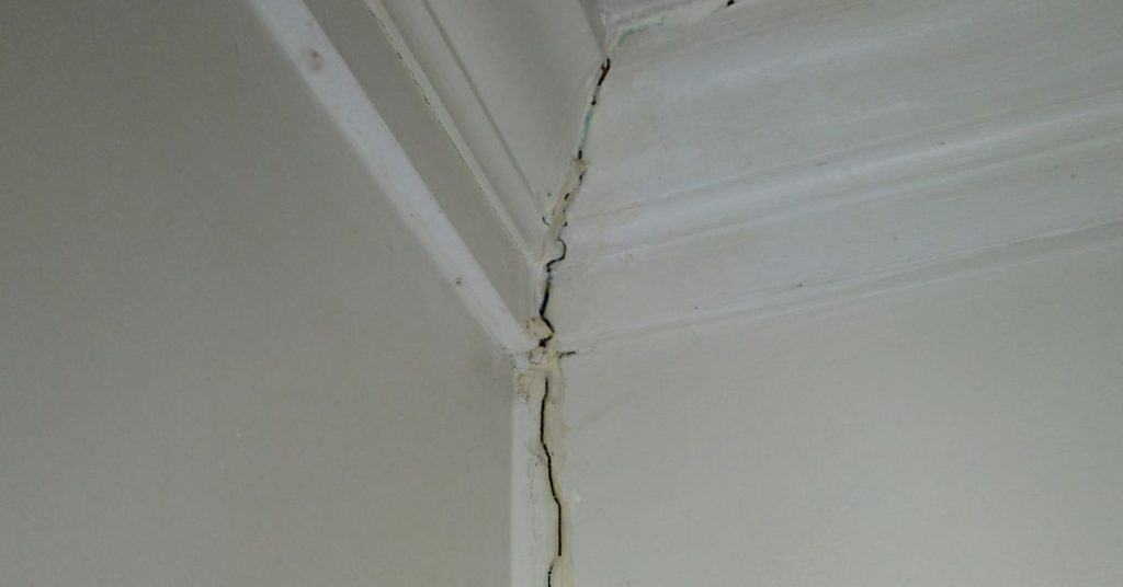 How to repair drywall cracks in corners - craftingwithconcrete.com
