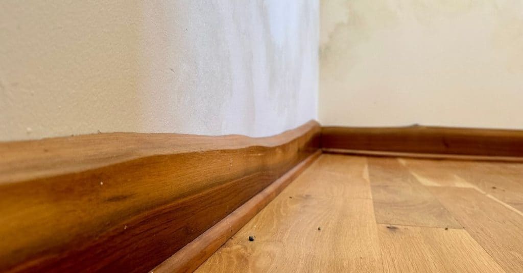 How to remove quarter round without damaging it - craftingwithconcrete.com