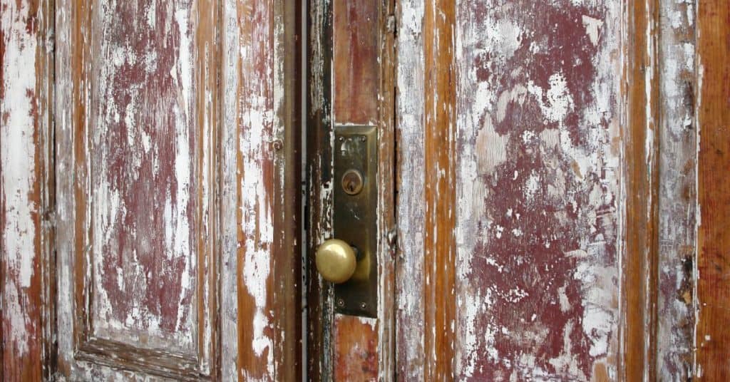 How to strip chalk paint - craftingwithconcrete.com