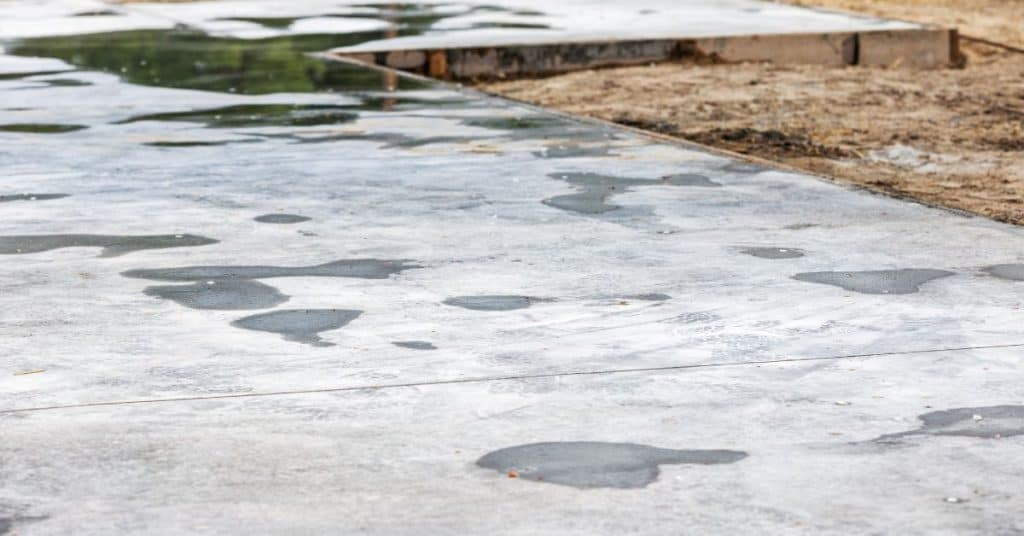 What causes discolored concrete after pour - craftingwithconcrete.com