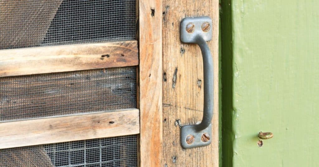 How to paint a screen door - craftingwithconcrete.com