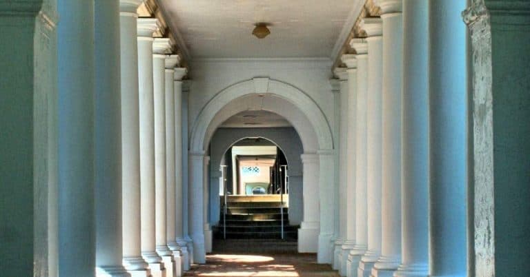 Understanding Breezeways: Definition & Uses - craftingwithconcrete.com