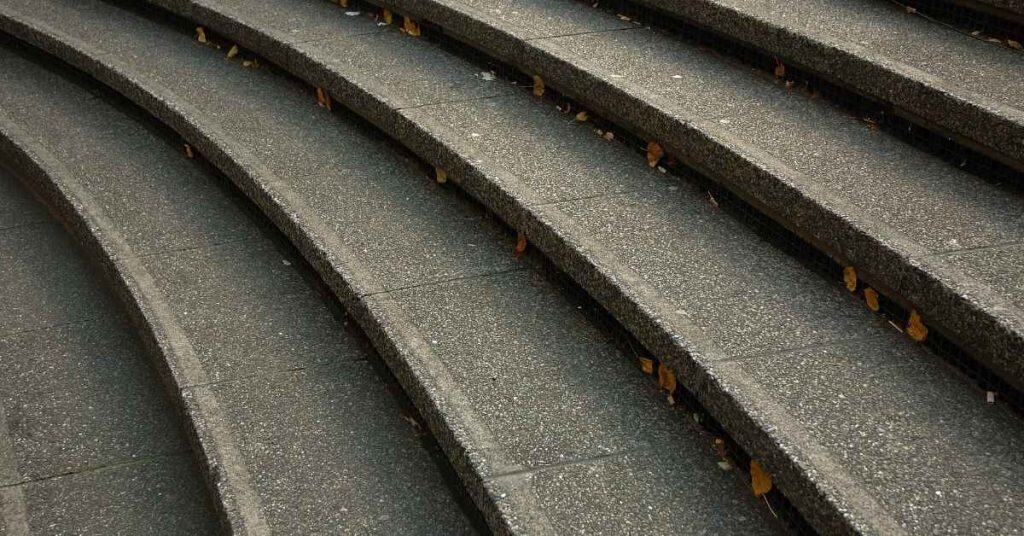 Pour Concrete Steps with a Curved Front Edge - craftingwithconcrete.com