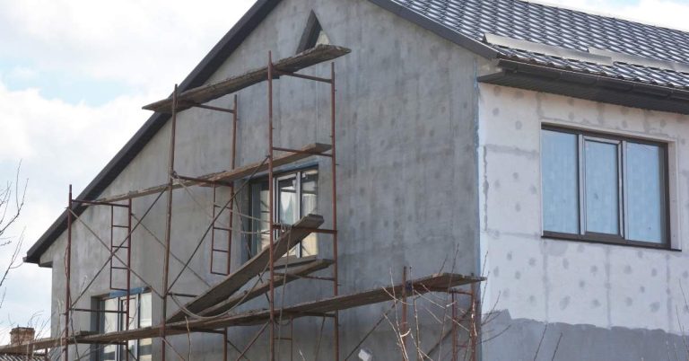 Applying Thin Coat Render on Rigid Foam Insulation ...